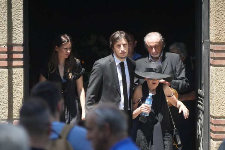 Ovo je majka Isidore Bjelice: Danas je sahranila supruga, unuk je pridržavao da ne padne - Na ...